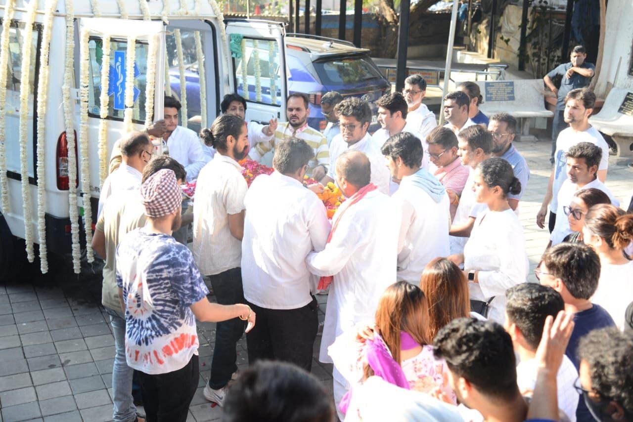 Photos: अंतिम विदाई के दौरान बिलख पड़ी तुनिषा शर्मा की मां, देखिए ...