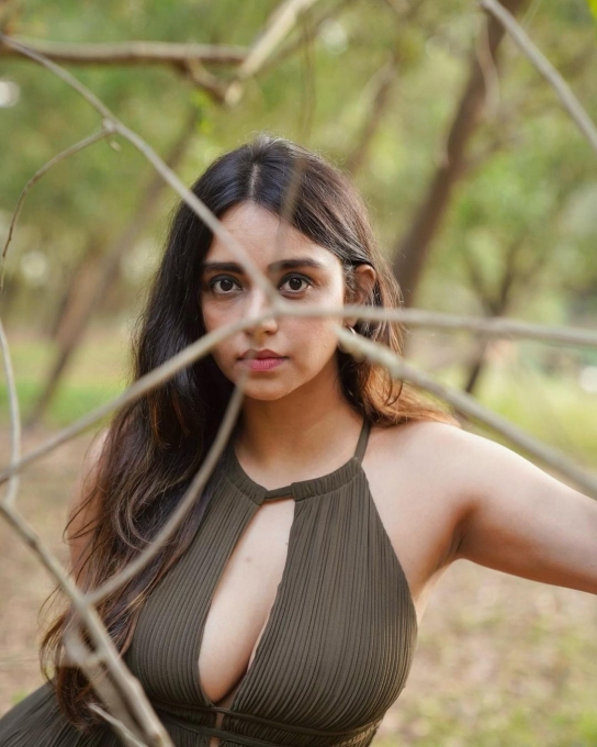 photos : காட்டுக்குள் மஜா போஸ் கொடுத்த ரவீனா சர்மா.. கவர்ந்திழுக்கும் நச் போட்டோஸ் இதோ ...