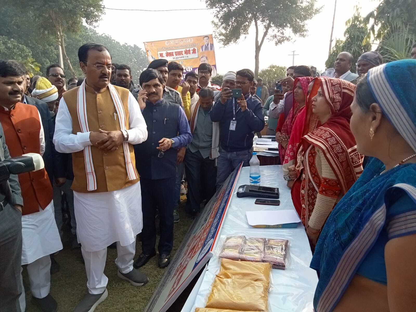 PICS: पीएम के संसदीय क्षेत्र में जन चौपाल में भावुक दिखे डिप्टी सीएम ...