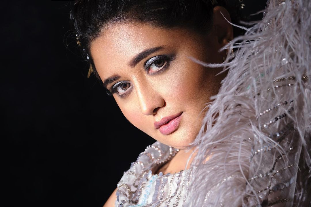 Rashmi Desai ने लेदर आउटफिट्स में फ्लॉन्ट किया फिगर, PHOTOS में दिखीं ...