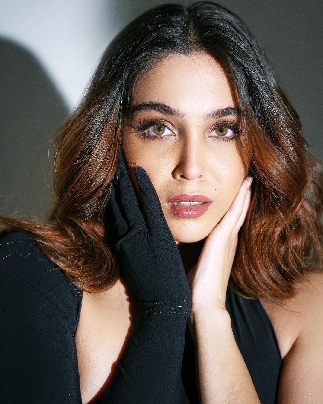 Sharvari Wagh के ब्लैक आउटफिट में लगे इतने कट को देख ट्रोलर्स का भड़का ...