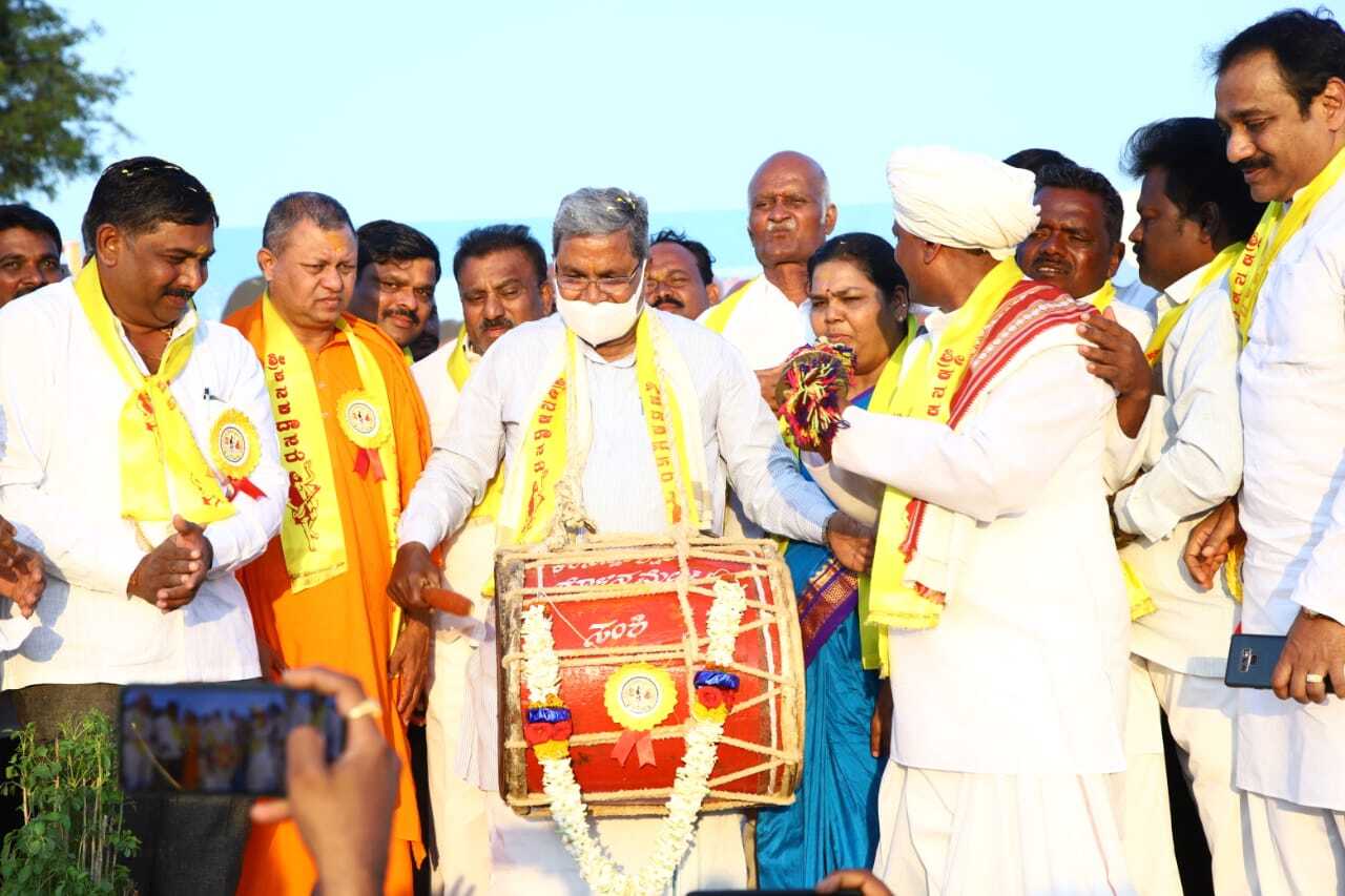 ಕುಂದಗೋಳ ವಿಧಾನಸಭೆ ಕ್ಷೇತ್ರದ ಸಂಶಿ ಗ್ರಾಮದಲ್ಲಿ ಕನಕ ಜಯಂತಿ ಉದ್ಘಾಟಿಸಿದ ...