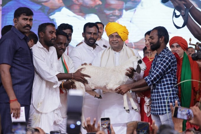 ಹುನಗುಂದದಲ್ಲಿ ಸಕ್ಕರೆ ಕಾರ್ಖಾನೆಗೆ ಶಂಕು ಸ್ಥಾಪನೆ ಮಾಡಿದ ಸಿದ್ದರಾಮಯ್ಯ ...