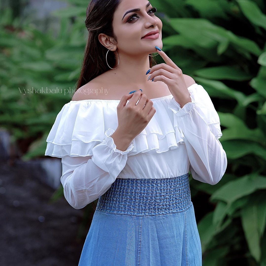 SInger Rimi Tomy's Stage Program Stills Shows How Much Energetic She is ...