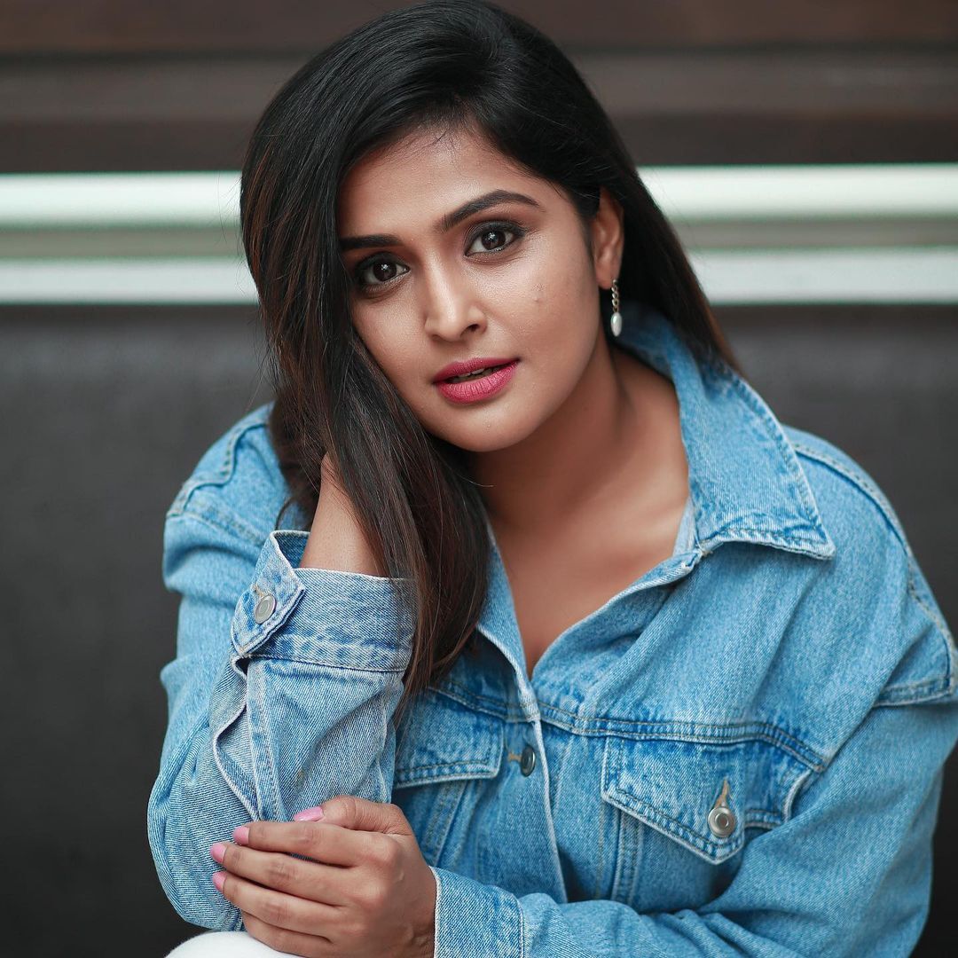 South Actress Remya Nambeesan's Stylish Stills Goes Viral on Social ...