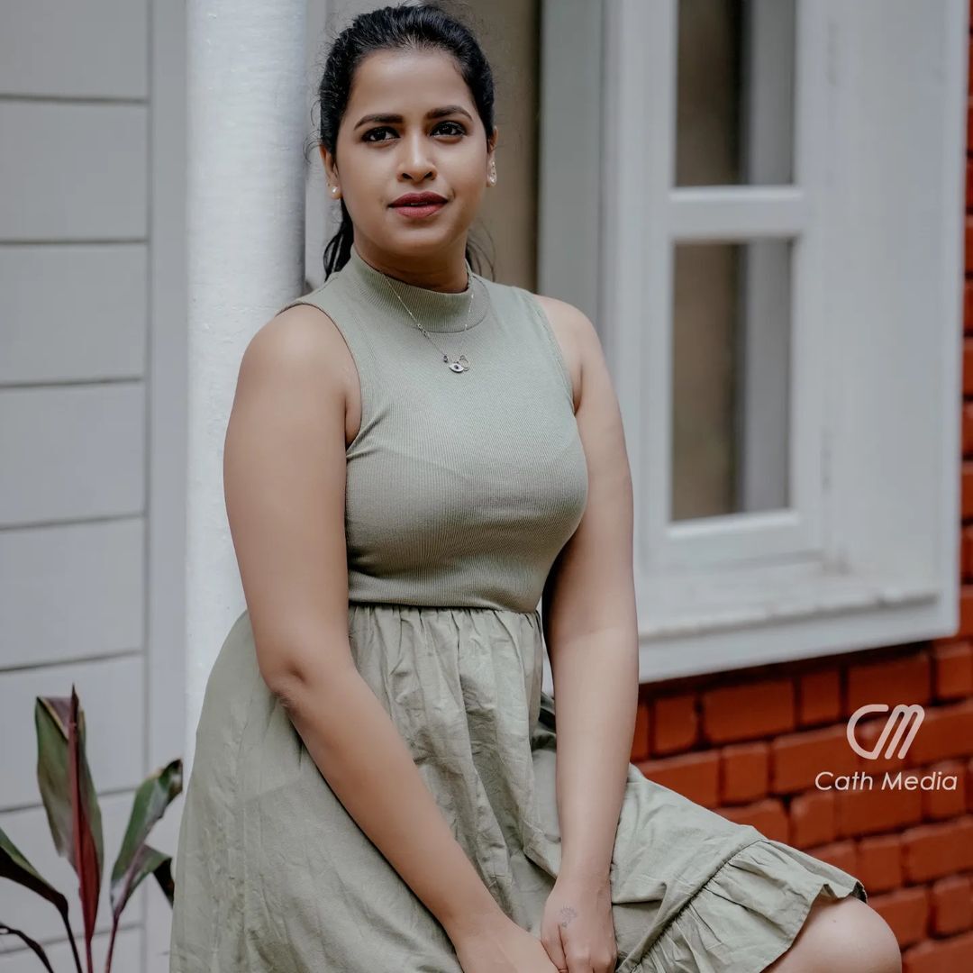 TV-Cinema Actress Sadhika Venugopal's Glamorous Makeover Made Wow Among Fans | Sadhika Venugopal ...