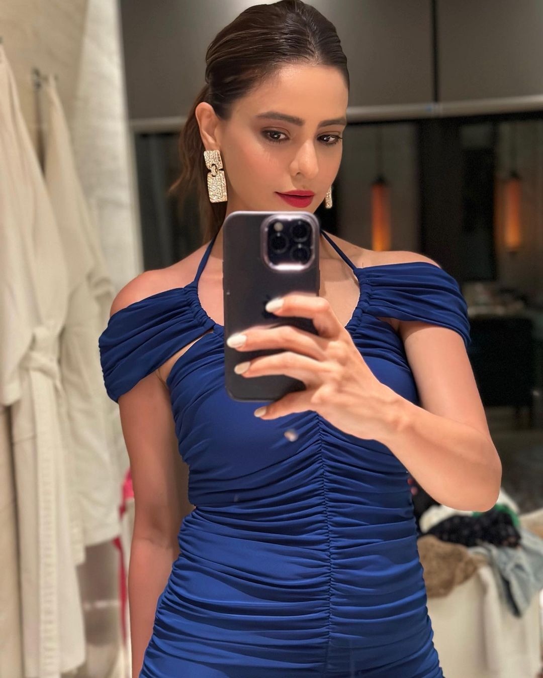 40 साल की उम्र में थमने का नाम नहीं ले रहीं आमना शरीफ की Hotness, ब्लू ...