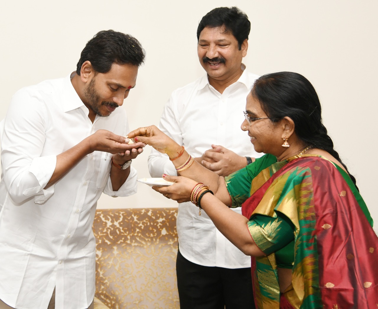 నూతన సంవత్సరం వేడుకల్లో సీఎం జగన్.. | New Year Celebrations in CM Jagan ...