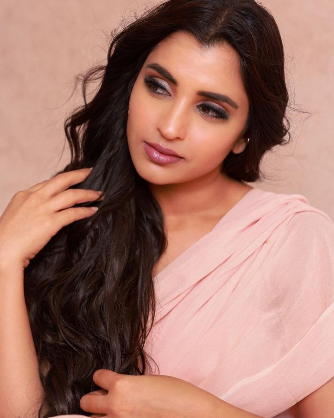 కవ్వించే అందాలతో కట్టిపడేస్తున్న శ్యామల.. గ్లామర్ డోస్ పెంచేసిందిగా ...