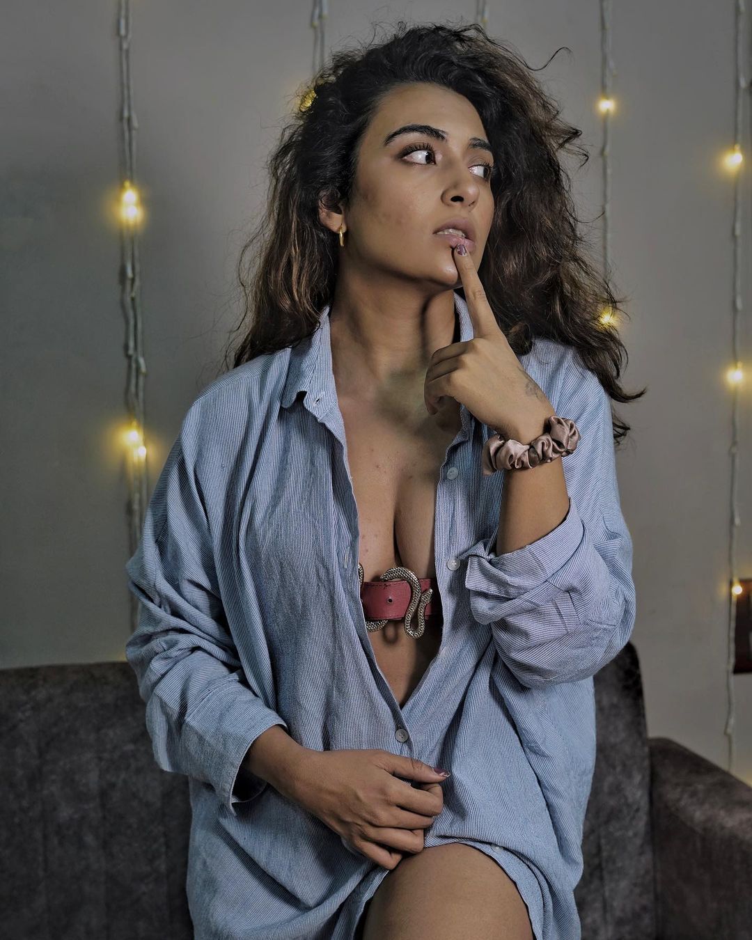 ओपन बटन शर्ट में एक्ट्रेस जिनल ने बिखेरा हुस्न का जलवा, तस्वीरें देख कर बेकाबू हुए फैंस ...