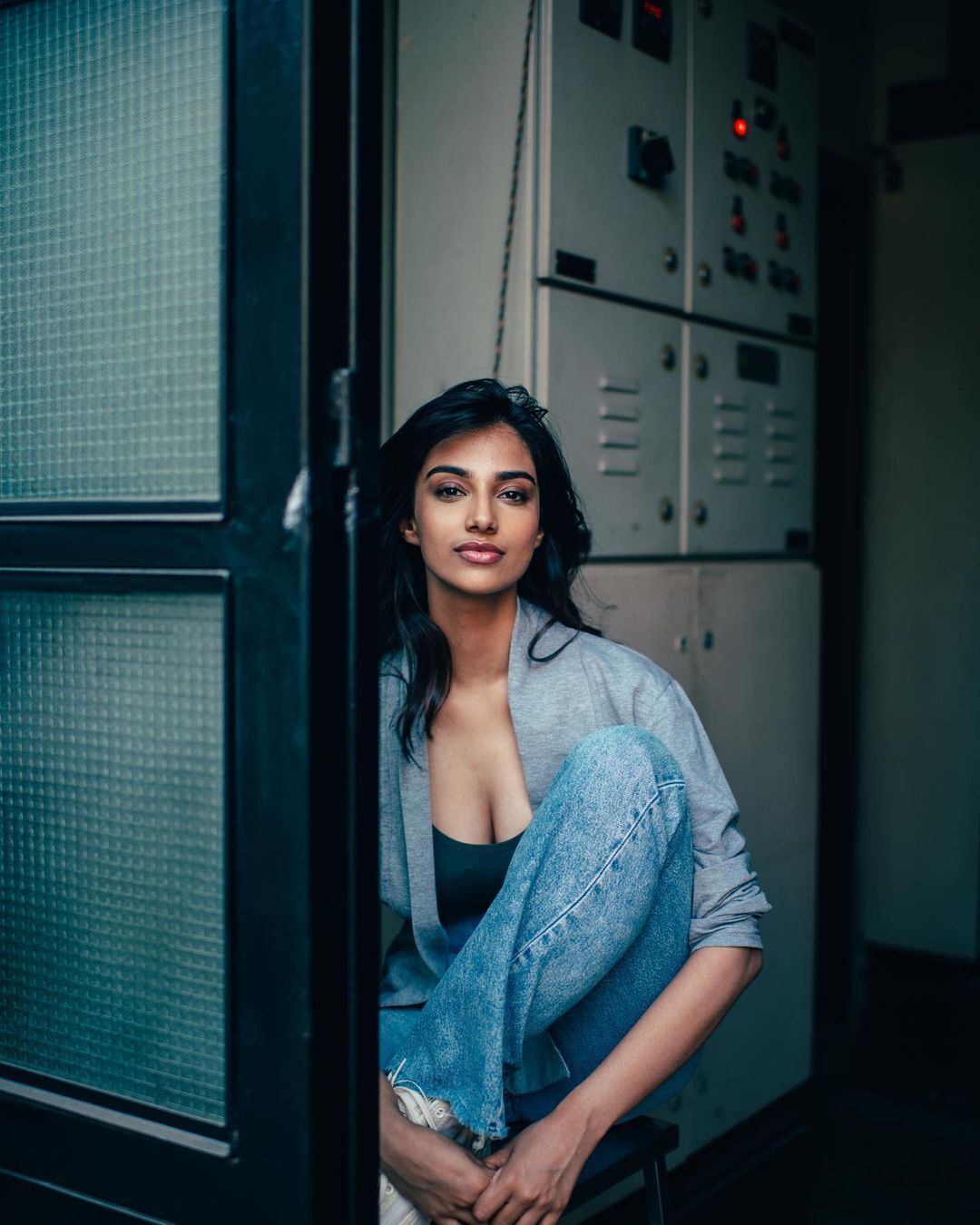 ఇక హద్దులు లేవు.. హాట్ అందాలతో మీనాక్షి చౌదరి రచ్చ..! | Meenakshi Choudhary, who pushed aside ...