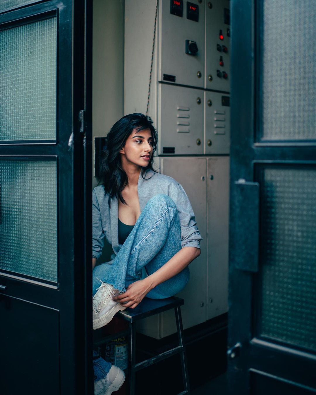 ఇక హద్దులు లేవు.. హాట్ అందాలతో మీనాక్షి చౌదరి రచ్చ..! | Meenakshi ...