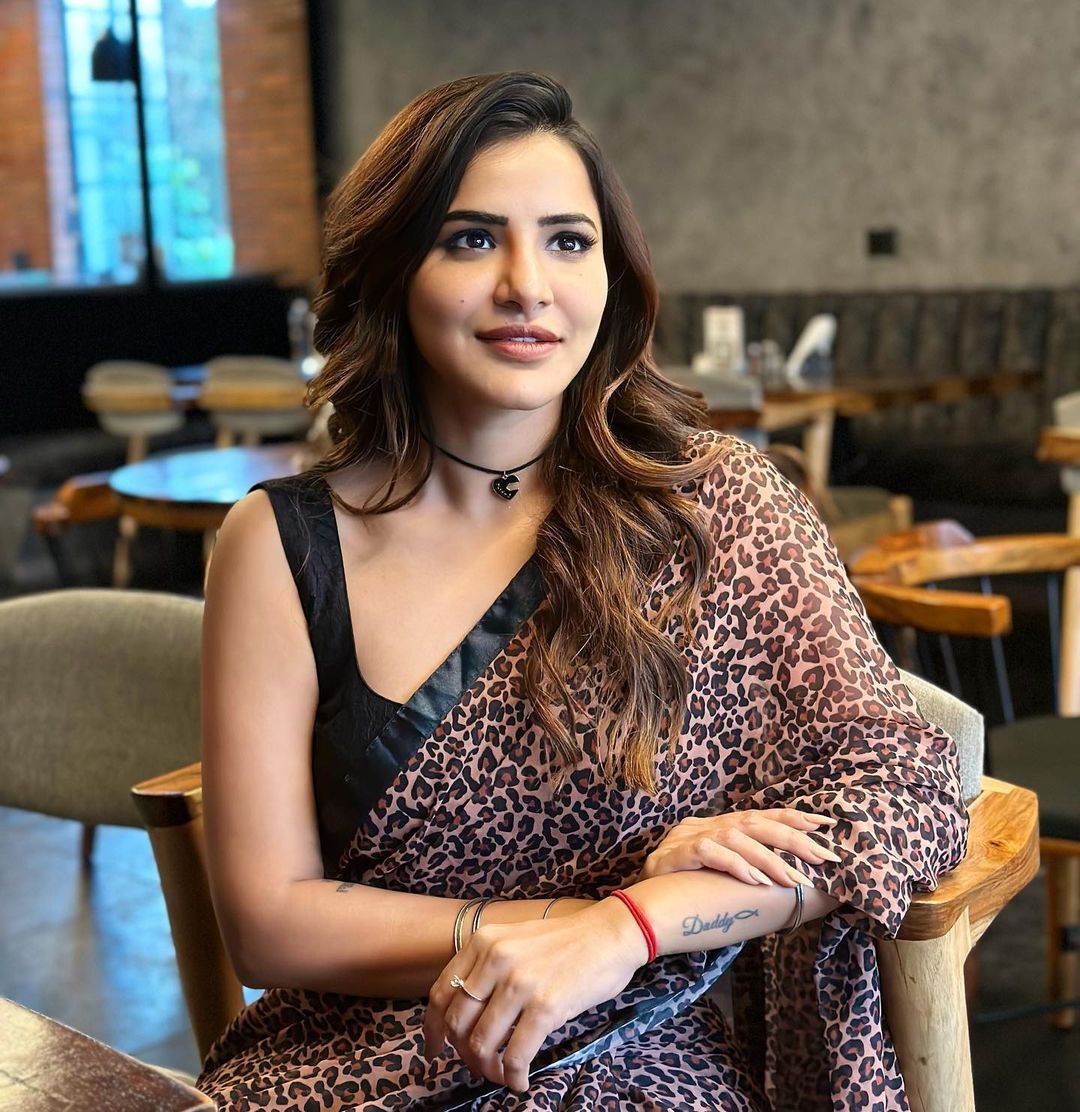 ఘాటు అందాలతో కుర్రాళ్ల గుండెల్లో హీటెక్కిస్తున్నఅషురెడ్డి.. | Ashu ...