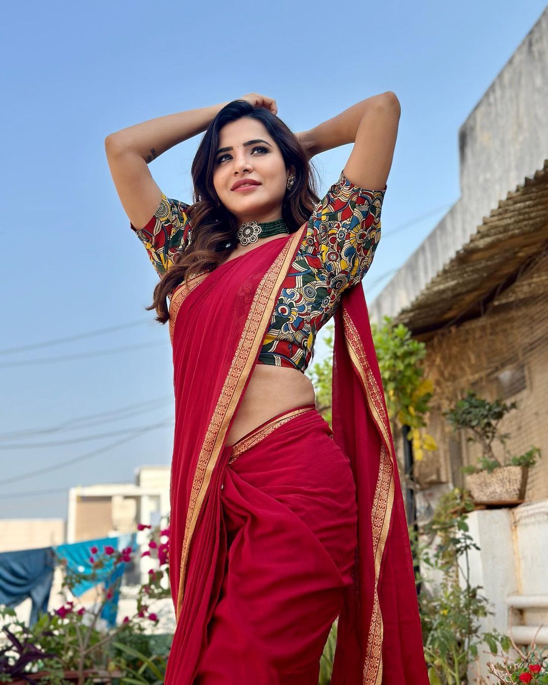 చీర కట్టులో పరువాల విందు.. రూటు మార్చిన అషు రెడ్డి.. | Ashu Reddy ...