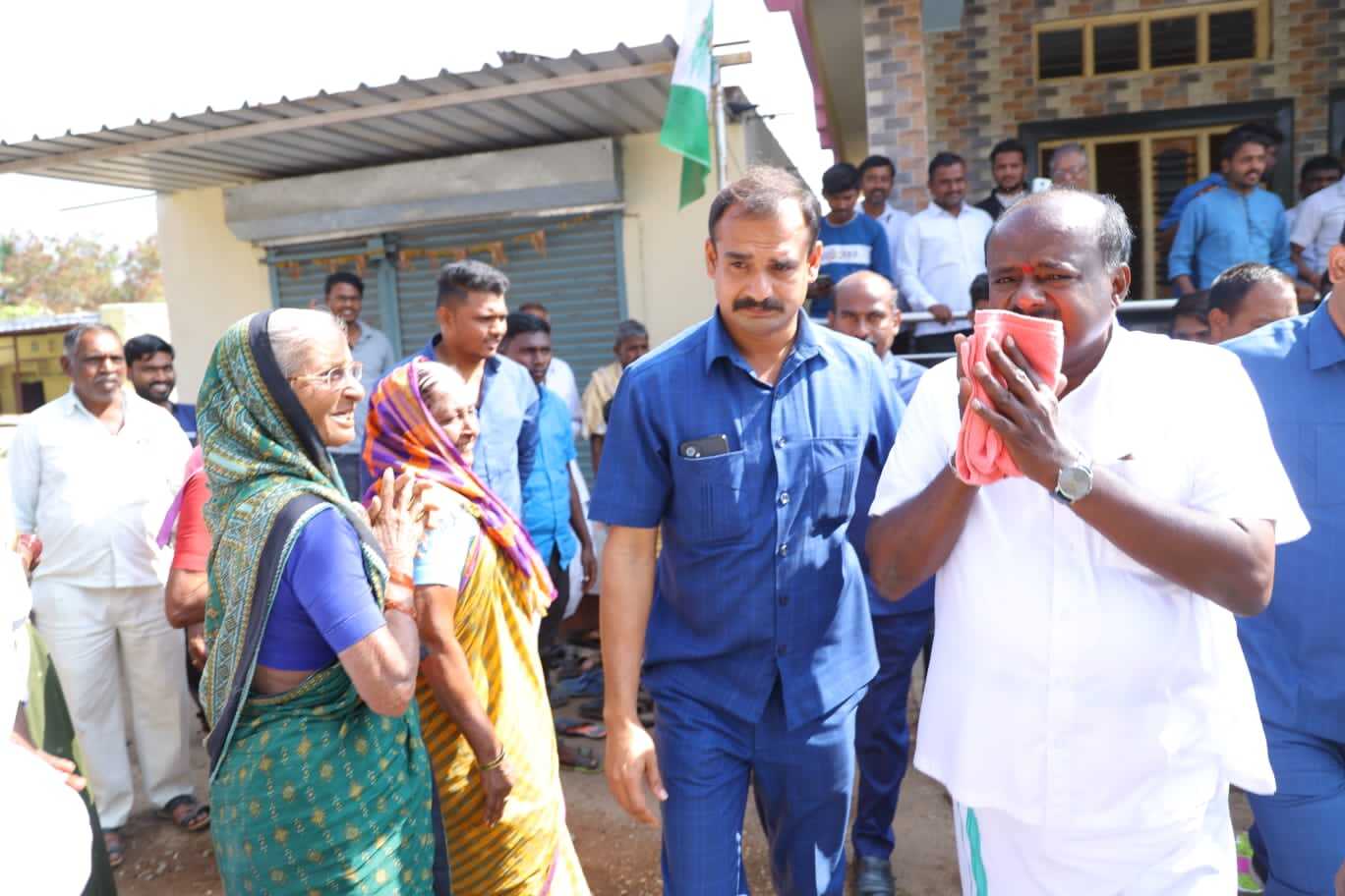 ಬಸವನ ಬಾಗೇವಾಡಿ ಕ್ಷೇತ್ರದ ದೇಗುಲಗಳಿಗೆ ಎಚ್‌.ಡಿ ಕುಮಾರಸ್ವಾಮಿ ಭೇಟಿ ...