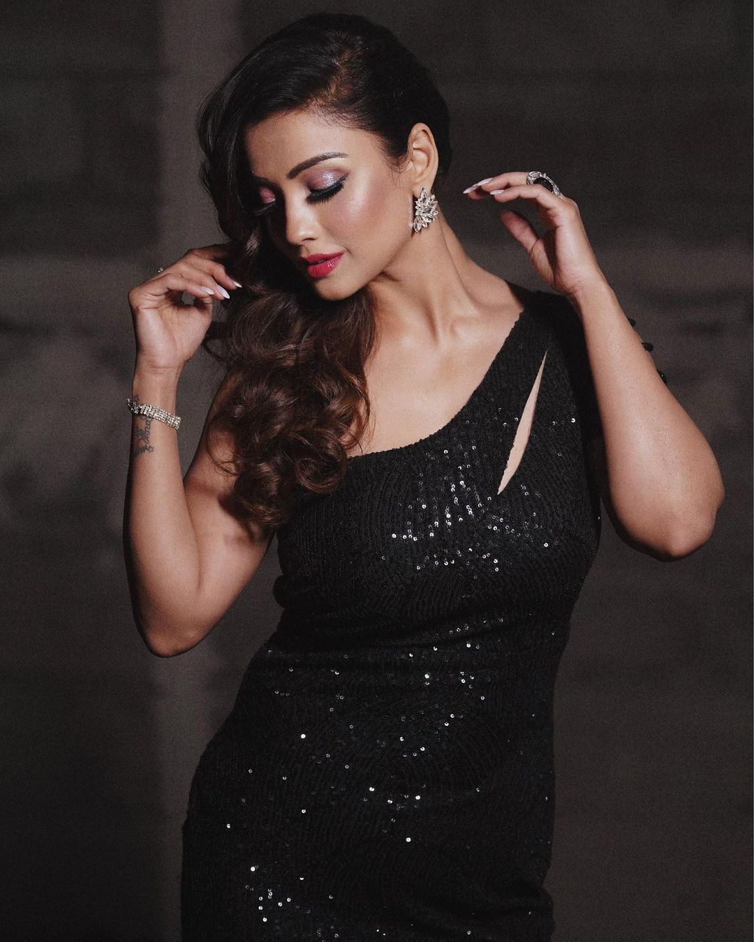 બ્લેક શિમરી આઉટફિટમાં અદા ખાને ફ્લૉન્ટ કર્યું કર્વી ફિગર | Adaa Khan ...