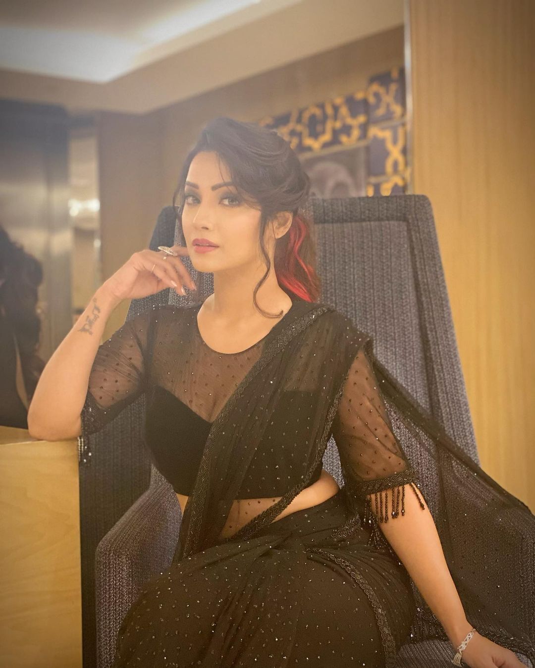 બ્લેક શિમરી આઉટફિટમાં અદા ખાને ફ્લૉન્ટ કર્યું કર્વી ફિગર | Adaa Khan ...