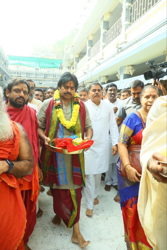 ఇంద్రకీలాద్రిపై 'వారాహి'కి పవన్ కల్యాణ్ ప్రత్యేక పూజలు.. | Pawan Kalyan ...