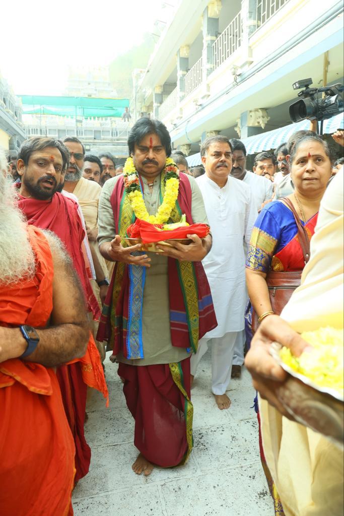 ఇంద్రకీలాద్రిపై 'వారాహి'కి పవన్ కల్యాణ్ ప్రత్యేక పూజలు.. | Pawan Kalyan ...