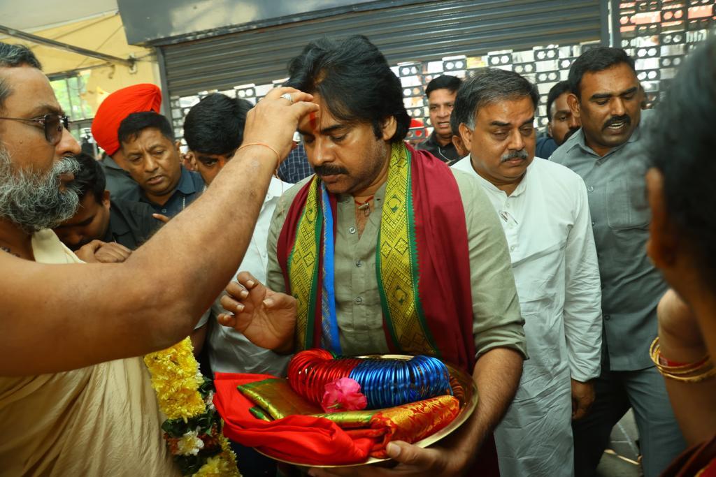 ఇంద్రకీలాద్రిపై 'వారాహి'కి పవన్ కల్యాణ్ ప్రత్యేక పూజలు.. | Pawan Kalyan ...