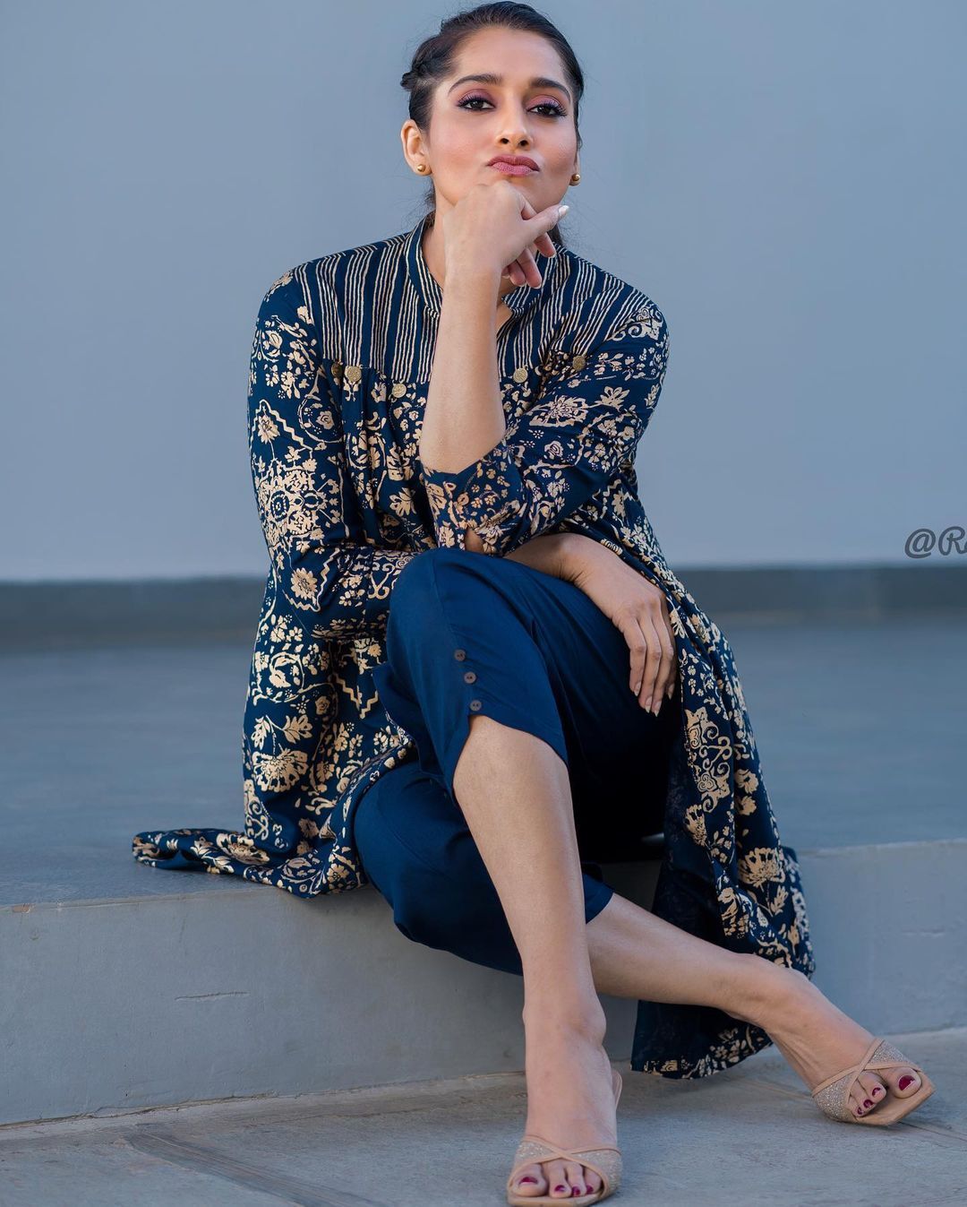 కవ్వించే అందాలతో కనువిందు చేస్తున్న రష్మీ గౌతమ్.. | Anchor Rashmi ...