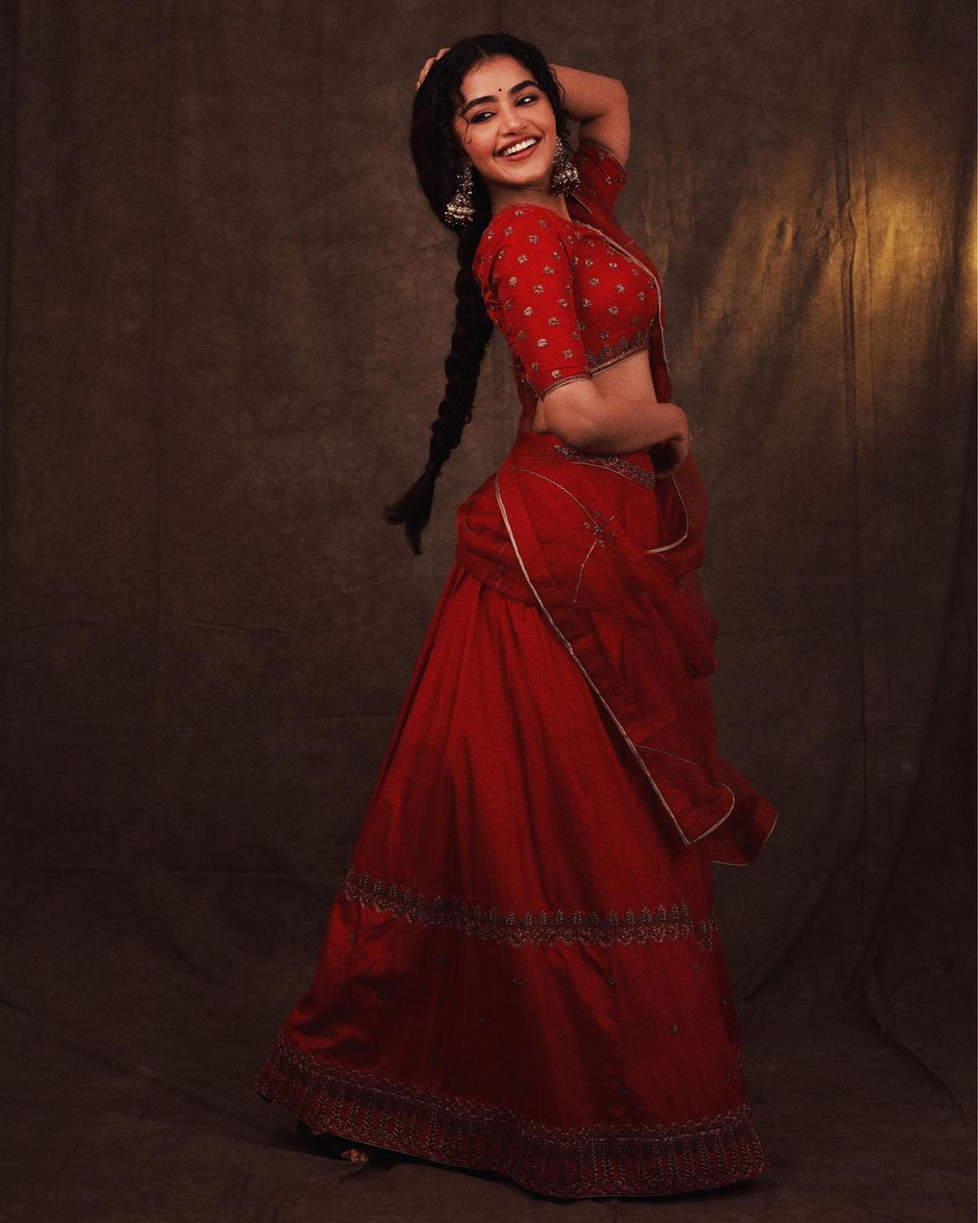Actress Anupama Parameswaran New Stunning Look In Black Lehenga Is ...