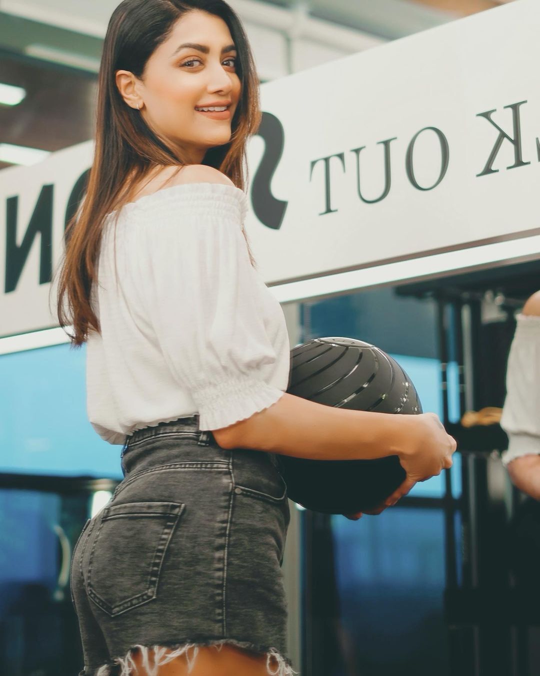 Actress Mamta Mohandas New Bold And Stylish Workout Photos Trending On ...