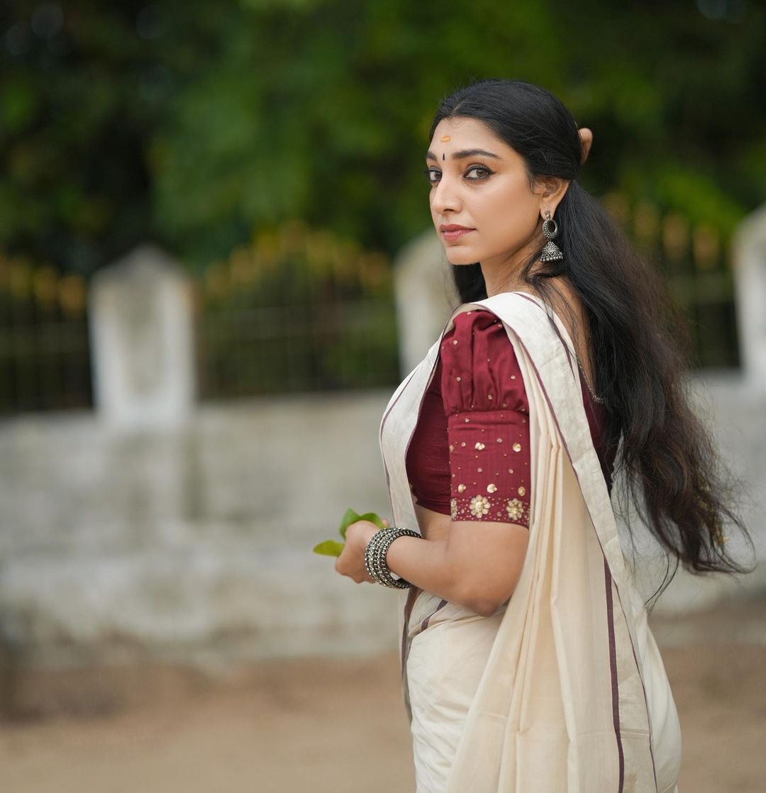 Actress-Model Rithu Manthra's Stunning Look in Black Outfit Goes Viral ...