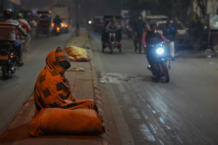Delhi Winter: Homeless People Suffer As Biting Cold In Delhi; See ...