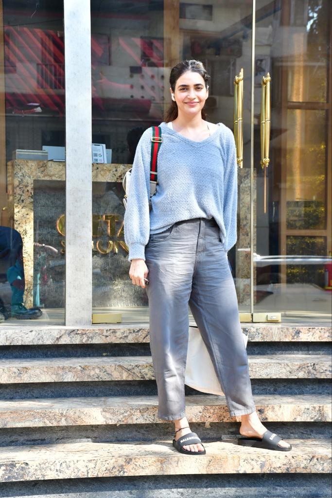 सिंपल लुक में सैलून के बाहर नजर आई karishma Tanna, स्टाइलिश फैशन देख ...