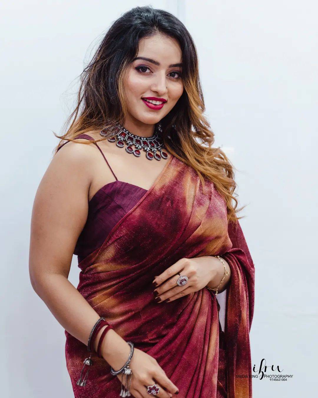 Mollywood Actress Malavika Menon's Stylish Entry in Saree in an ...