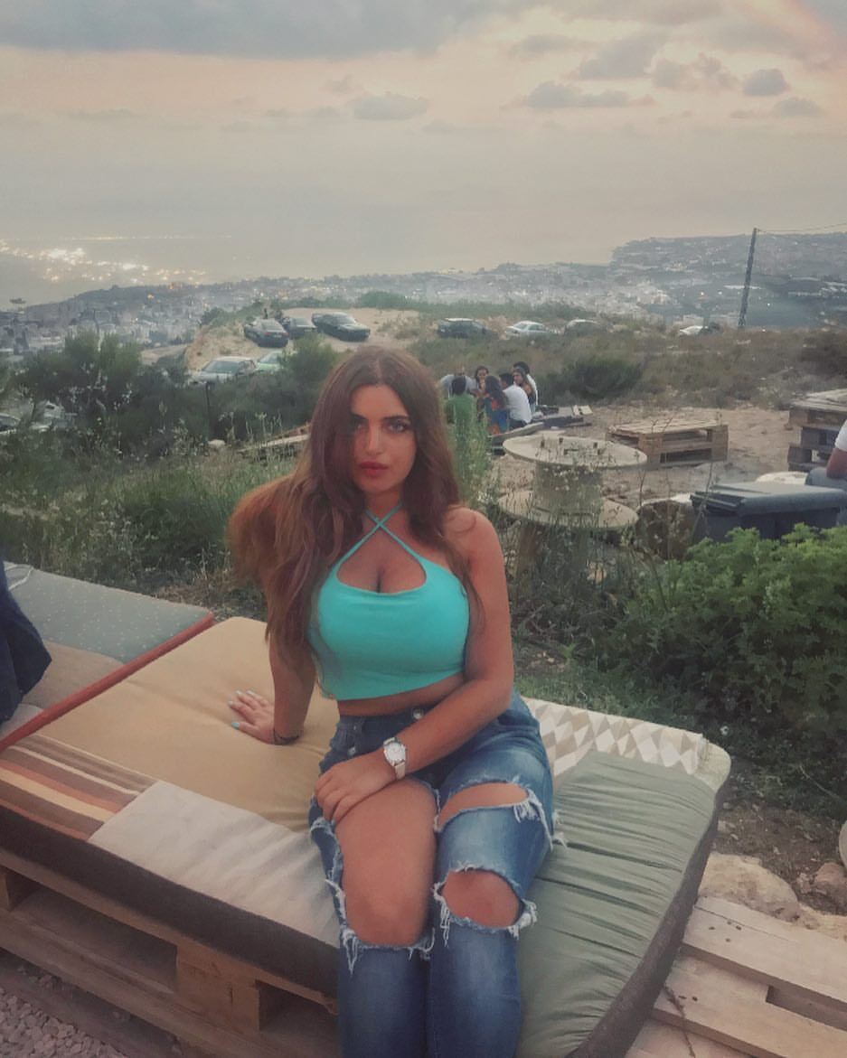 Photos: सीरिया देश की खतरनाक परिस्थितियों में भी बनीं Model, खूबसूरती और फिटनेस पर फैंस लुटाते ...