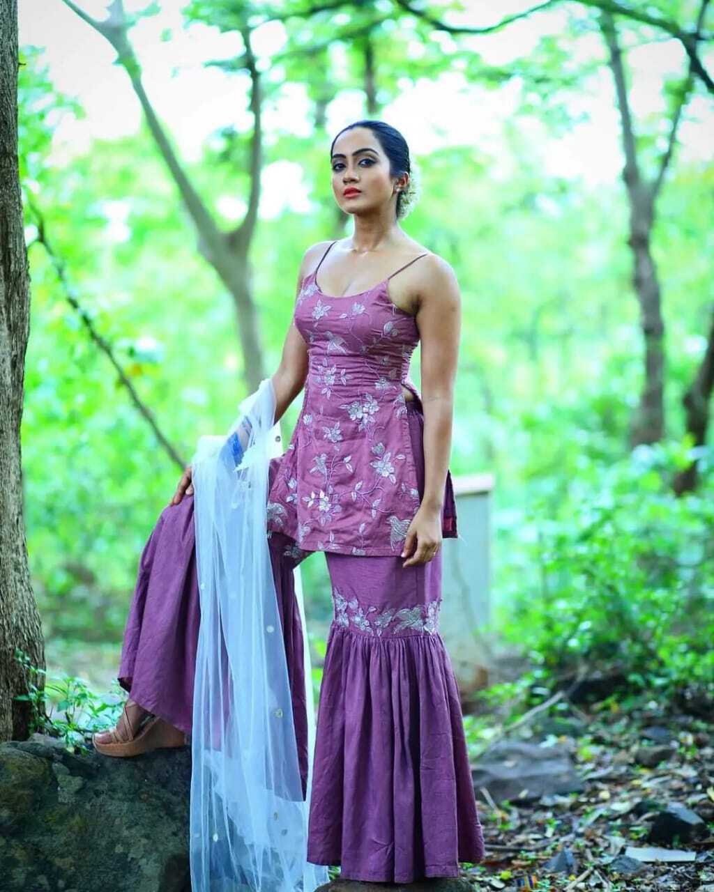 photos : வாவ்.. ஷோபாவில் மஜா போஸ் கொடுத்த அமிகா ஷைல்.. ஏங்கவைக்கும் ...