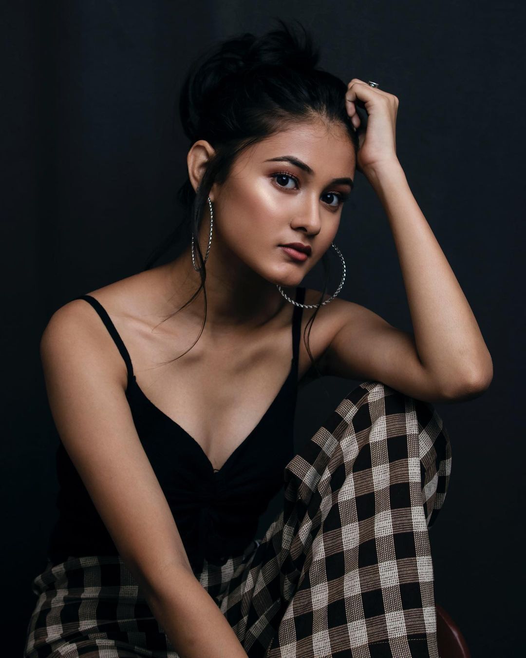 photos : ப்பா.. அழகு பதுமையாக மின்னும் ஆயுசி வர்மா.. சொக்கவைக்கும் நச் ...