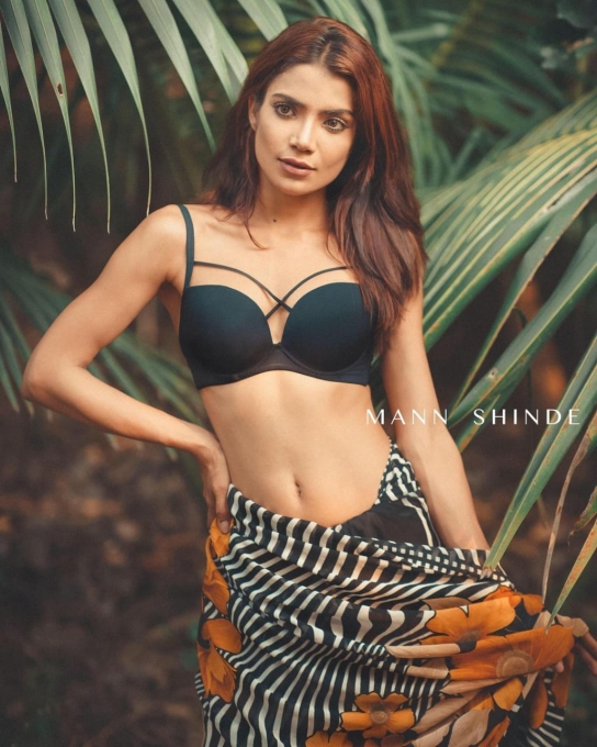 photos : பிளாக் டிரஸ்ஸில் தாறுமாறு போஸில் தெறிக்கவிடும் பாலக் சிங்.. கலக்கலான லேட்டஸ்ட் பிக்ஸ் ...