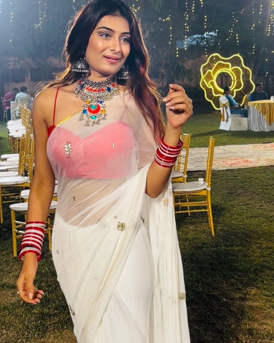 photos : ஷர்ட்ட கழட்டி மாஸ் போஸ் கொடுத்த ஹேமான்ஷி ரூபாரெலின் ...