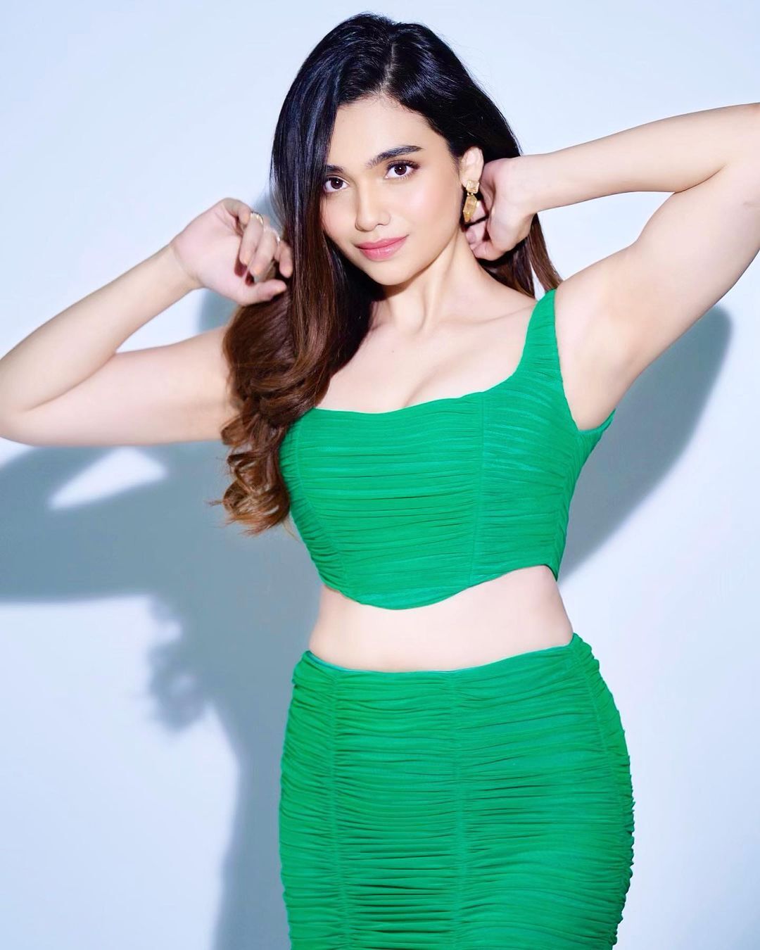 photos : பிளாக் டாப்பில் வசீகரிக்கும் அழகில் பூர்வி முண்டாடா.. அசத்தலான ...