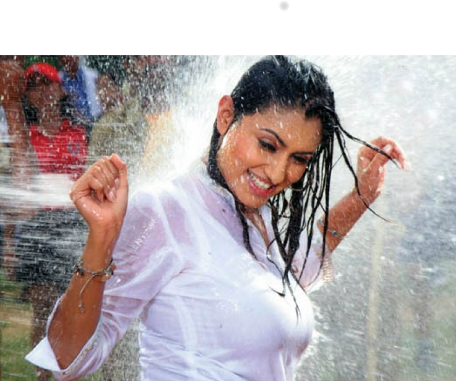 PHOTOS : உடலை வளைத்து நெளித்து.. டாப் நடிகைகளே தோத்துடுவாங்க.. மாளவிகாவின் நச் பிக்ஸ் ...