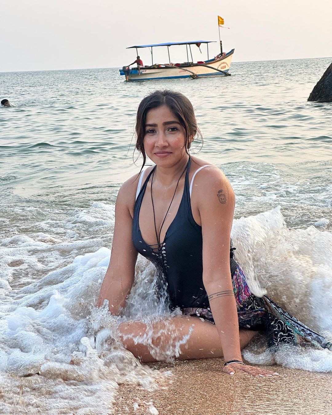 PHOTOS : அலையோடு விளையாடி.. பீச்சில் துள்ளி விளையாடும் மாடல் சோபியா அன்சாரி.. | stunning ...