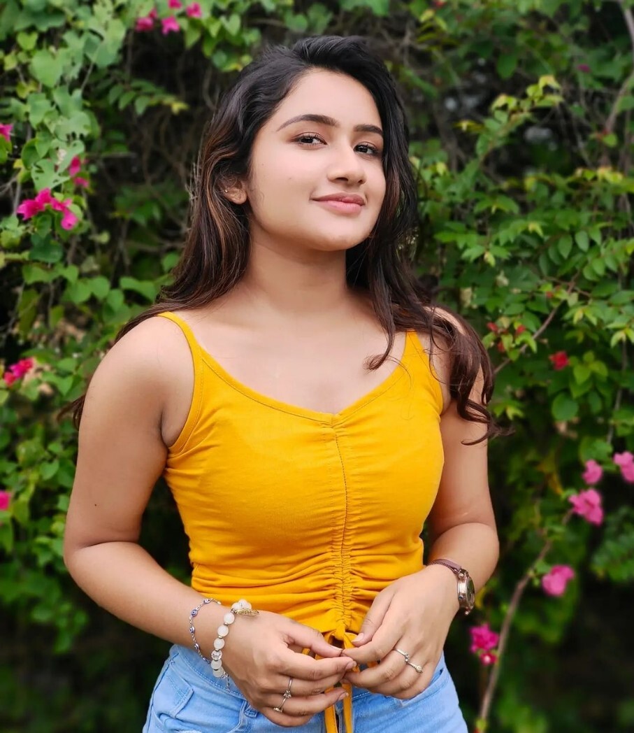 PHOTOS : சைடு போஸில்.. ஏங்கவைக்கும் சீரியல் நடிகை ரவீனா தாஹா.. திணறும் ...