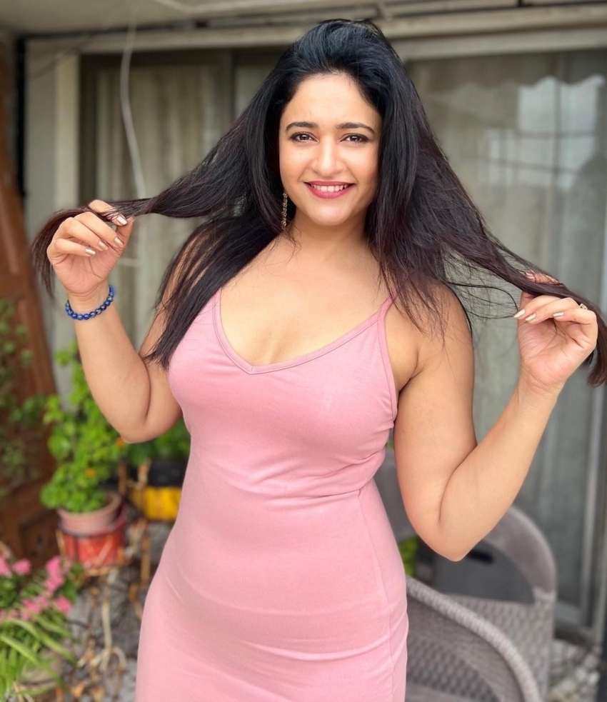 PHOTOS : என்ன அழகு.. குட்டி உடையில் இளசுகளை மயக்கும் பூனம் பஜ்வாவின் கலக்கல் போட்டோஸ் ...