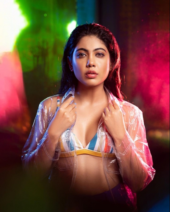 photos : டிரான்ஸ்பரன்ட் ஷர்ட்டில் தாறுமாறு போஸ்.. நடிகை நயனா எல்ஸாவின் நச் போட்டோஸ் இதோ ...