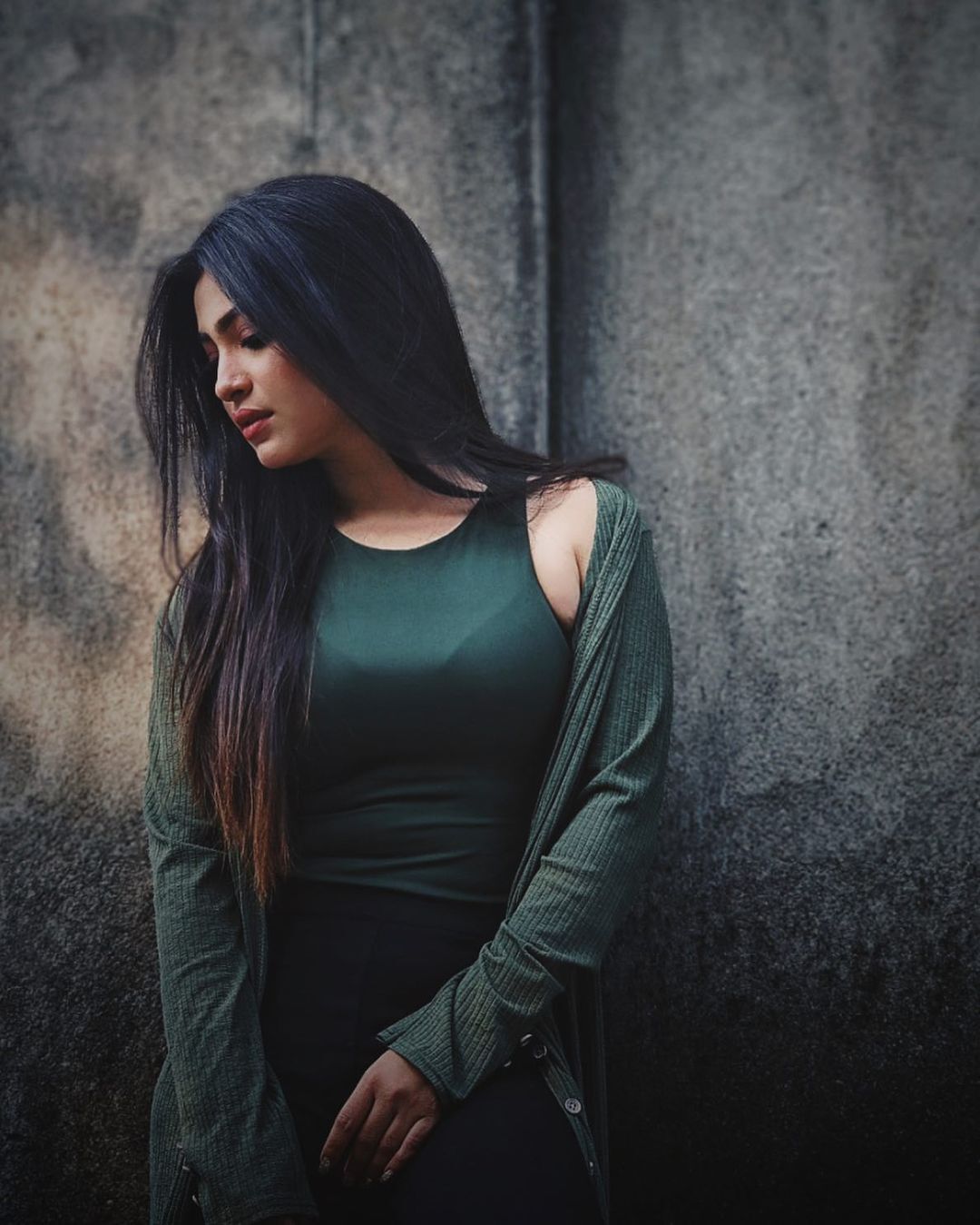 photos : ஷர்ட்ட கழட்டிவிட்டு மஜா போஸ் கொடுத்த ஜாஸ்மின் ராய்.. ஆளை ...