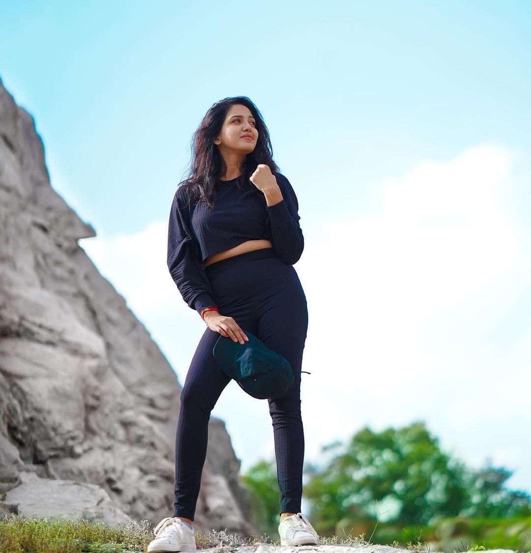 PHOTOS : பாலைவனத்தில் ஒரு ரோஜா.. 'துணிவு' பட நடிகையின் அசத்தல் போட்டோஸ் ...