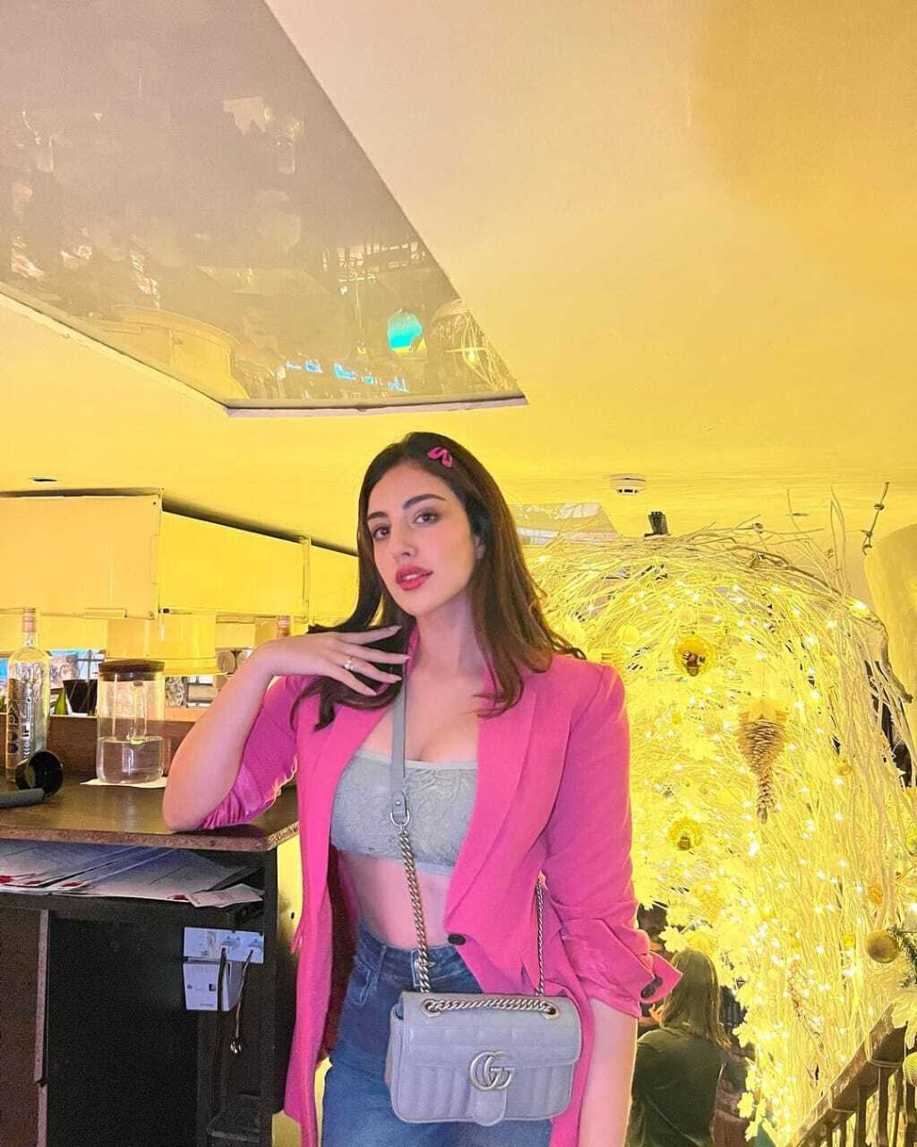 photos : ஷர்ட்ட கழட்டிவிட்டு மஜா போஸ் கொடுத்த சம்ரீன் கவுர்.. ஆளை ...