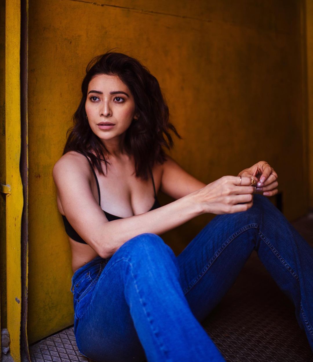 photos : டைட் டாப்பில் தெறிக்கவிடும் அழகில் ஆஷா நேகி.. வசீகரிக்கும் நச் பிக்ஸ் இதோ! | actress ...