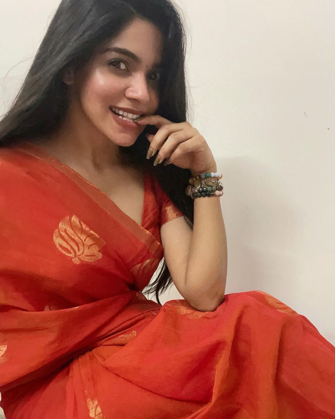 PHOTOS : சேலையில் விதவிதமான போஸ்.. திவ்ய பாரதியின் கலக்கல் போட்டோஸ் இதோ ...