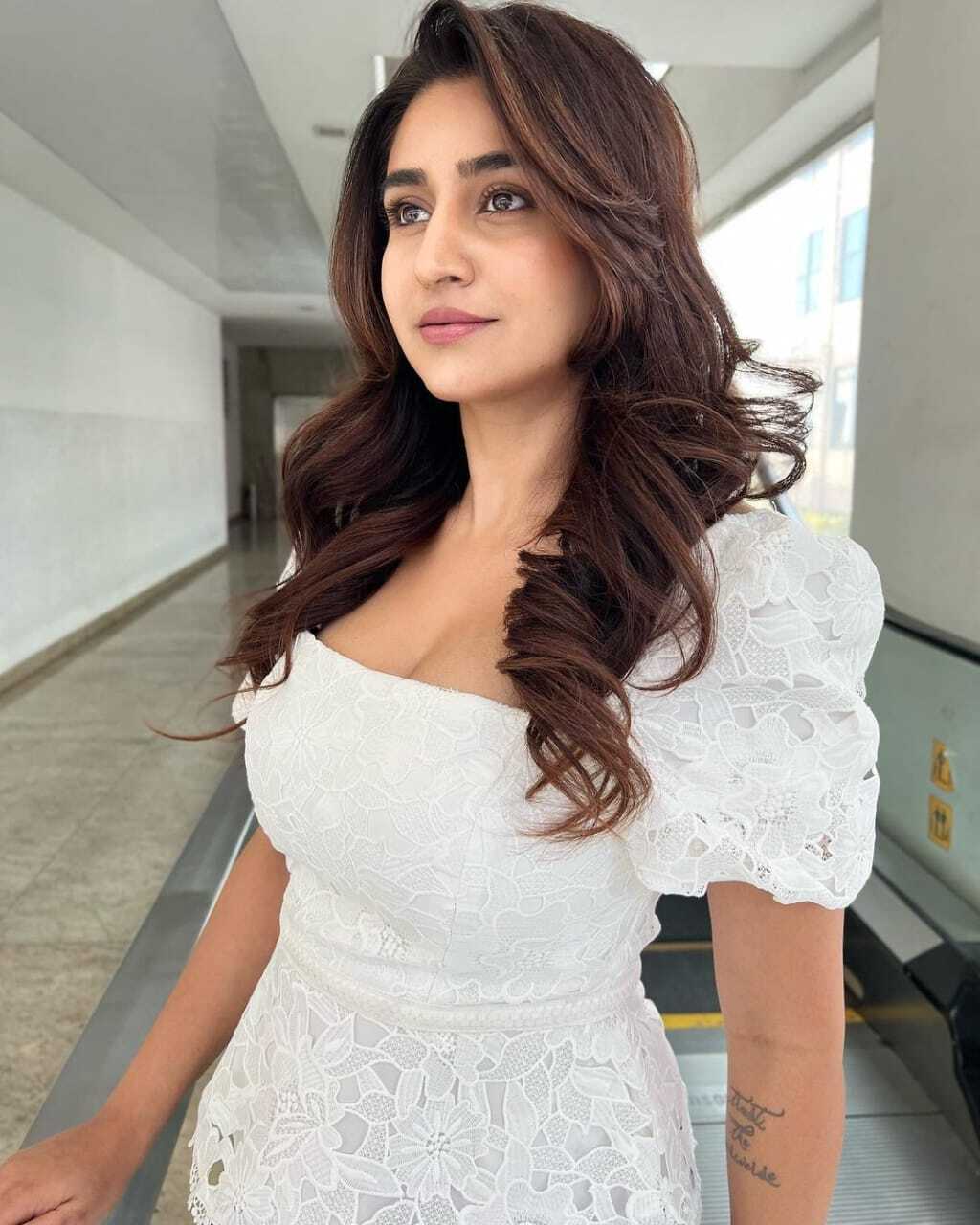 photos : ப்பா.. மெழுகு சிலையாய் சொக்கவைக்கும் அழகு.. நடிகை வர்ஷினியின் லேட்டஸ்ட் க்ளிக்ஸ் இதோ ...