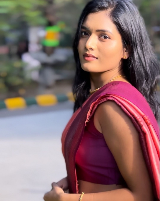 photos : சைடு போஸில் ரசிகர்களை உறைய வைத்த திவ்யபிரியா.. கலக்கலான நச் ...