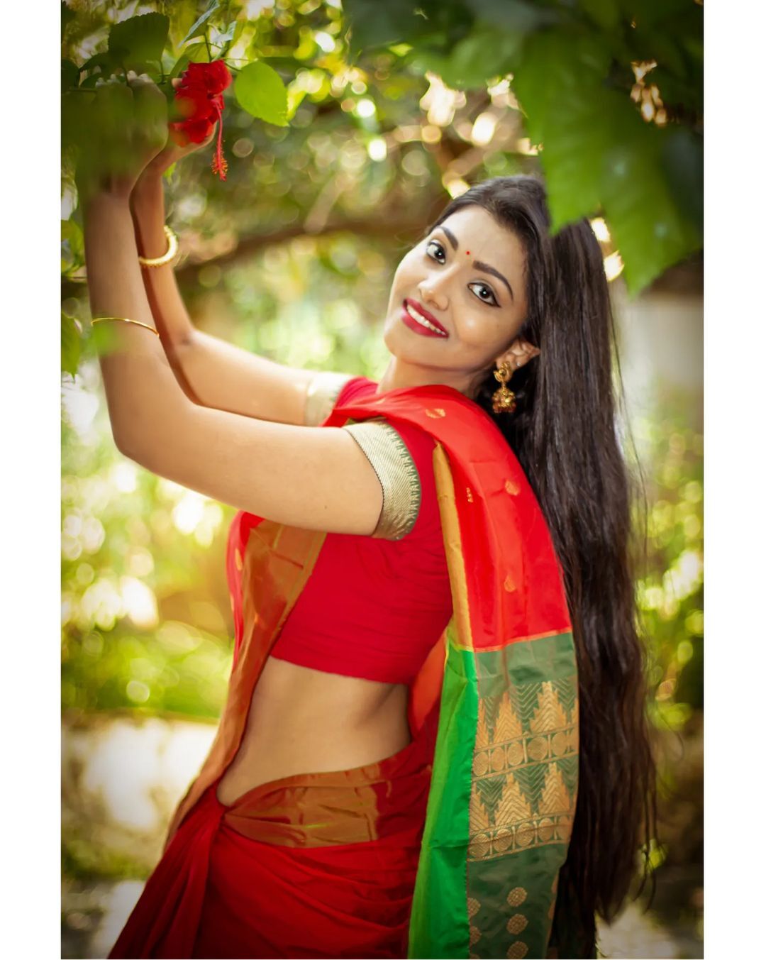 PHOTOS : தாவணி போட்ட தீபாவளி.. தெறிக்கவிடும் அழகில் தனன்யா ...